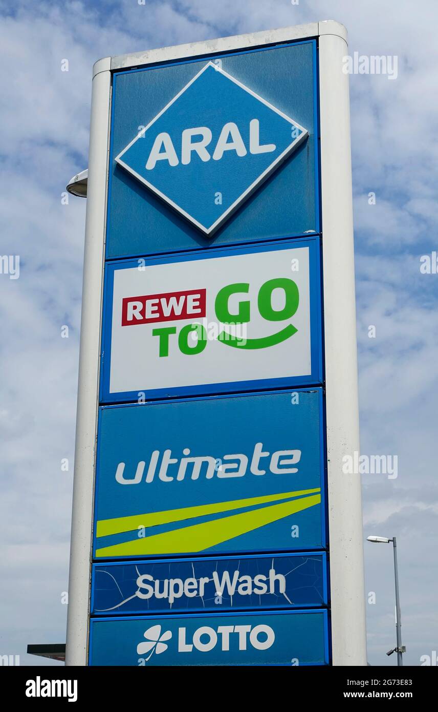 Aral gas station aral petrol stations immagini e fotografie stock ad ...