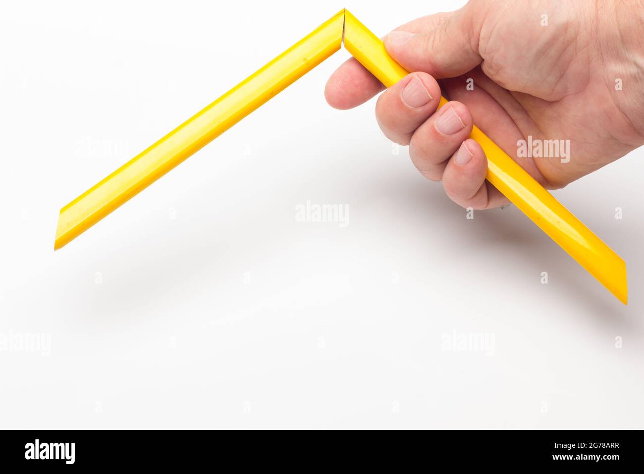 Mano, dita e gamma di colori; matite colorate, gamma completa; angoli ...