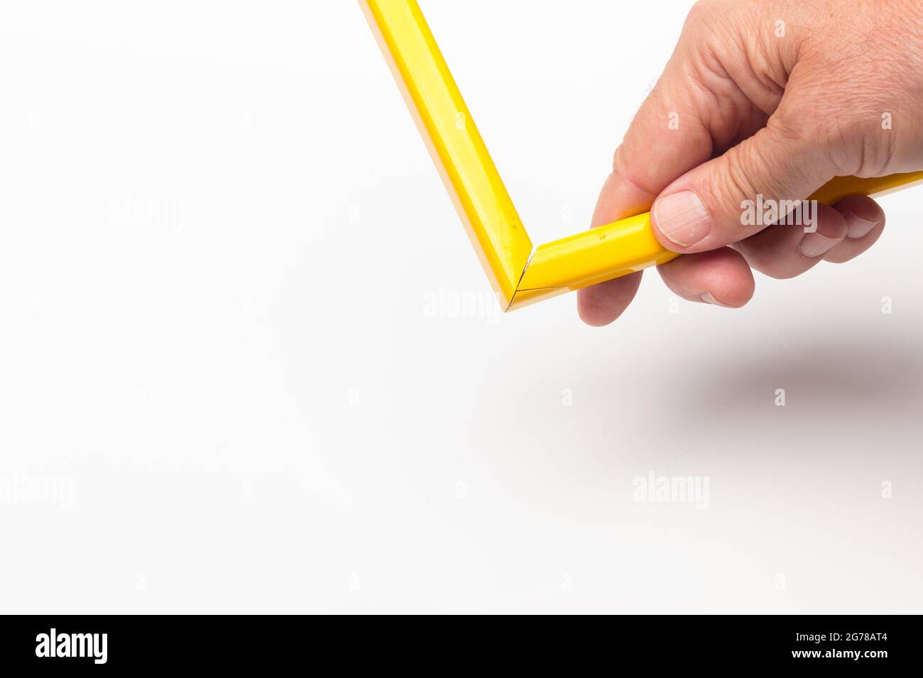 Mano, dita e gamma di colori; matite colorate, gamma completa; angoli ...