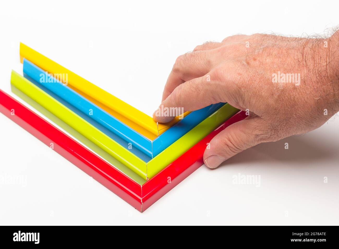 Mano, dita e gamma di colori; matite colorate, gamma completa; angoli ...