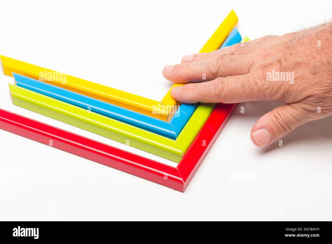 Mano, dita e gamma di colori; matite colorate, gamma completa; angoli ...