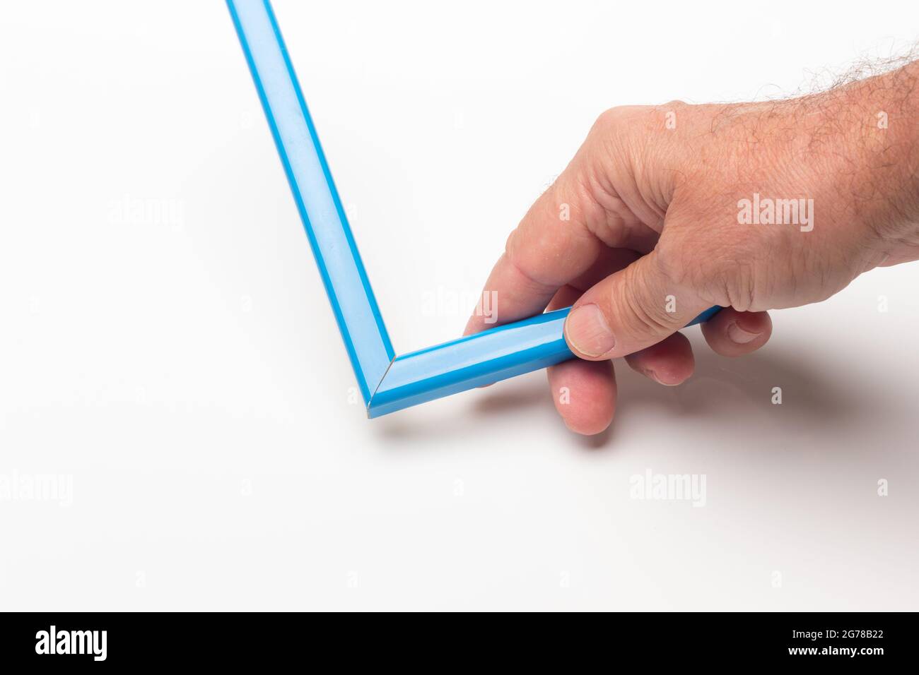 Mano, dita e gamma di colori; matite colorate, gamma completa; angoli ...