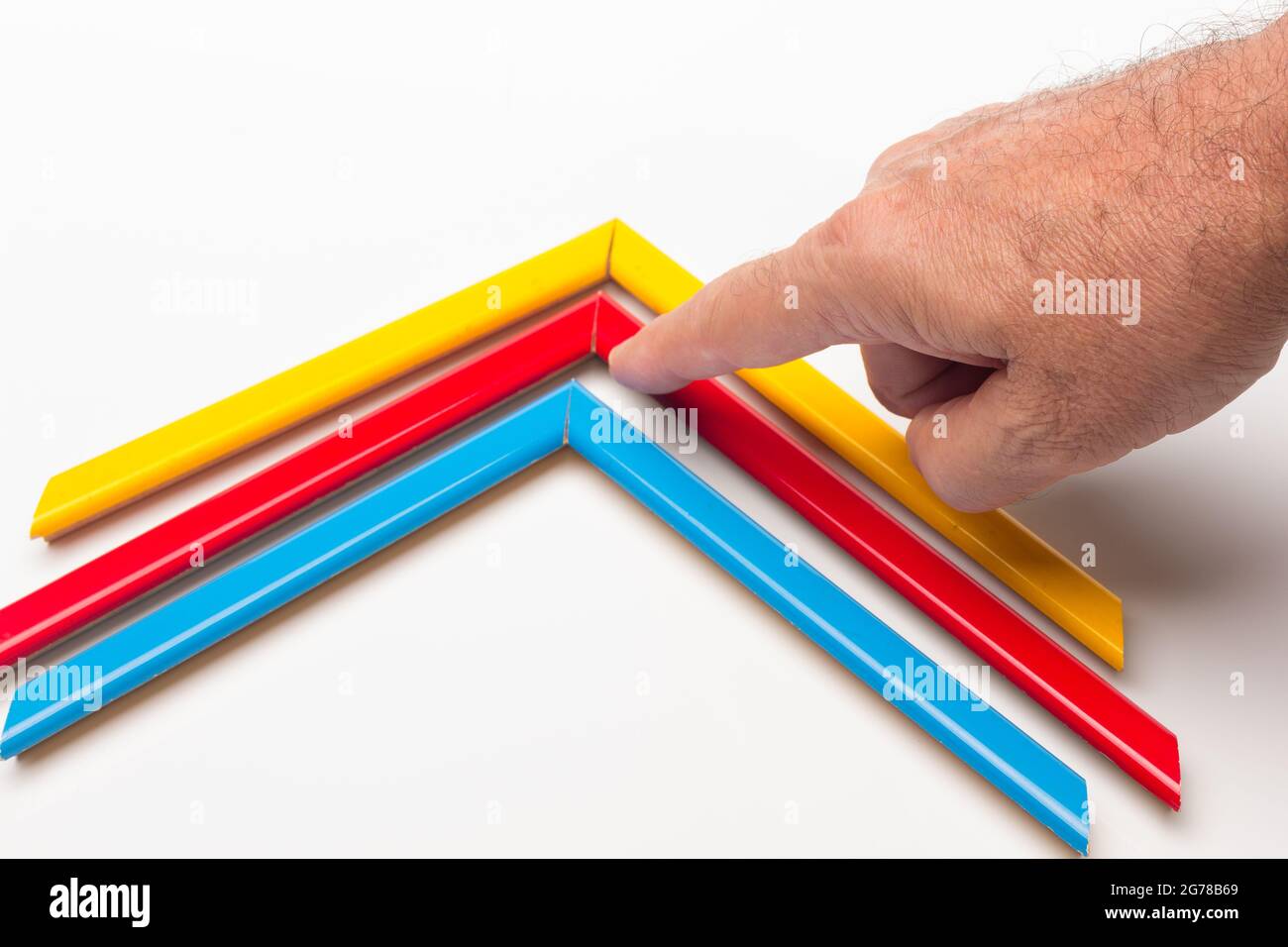 Mano, dita e gamma di colori; matite colorate, gamma completa; angoli ...