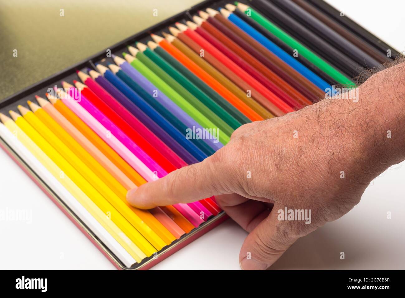 Mano, dita e gamma di colori; matite colorate, gamma completa; angoli ...