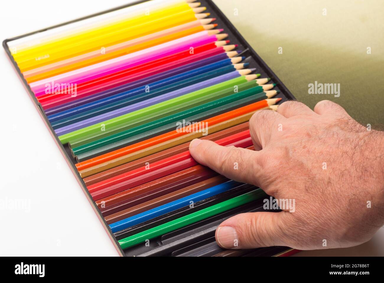 Mano, dita e gamma di colori; matite colorate, gamma completa; angoli ...