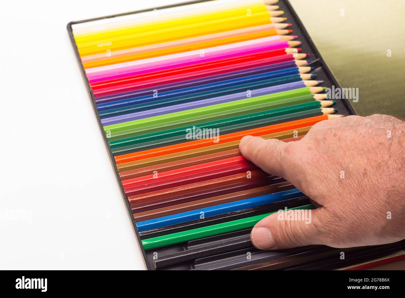 Mano, dita e gamma di colori; matite colorate, gamma completa; angoli ...