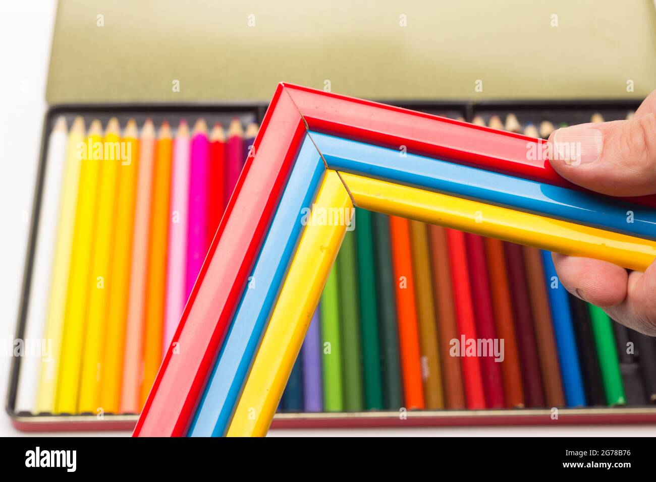 Mano, dita e gamma di colori; matite colorate, gamma completa; angoli ...