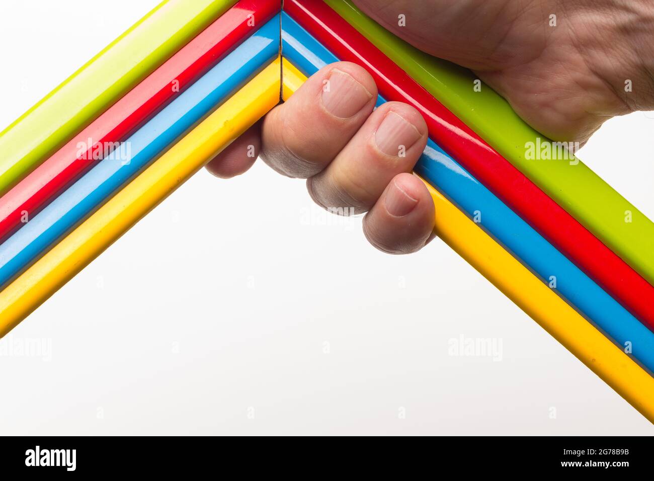 Mano, dita e gamma di colori; matite colorate, gamma completa; angoli ...