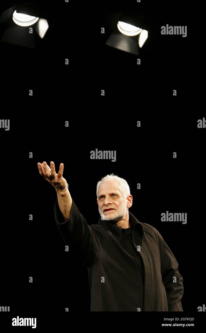 Bruce Myers (il Grand Inquisitor / Narrator) nel GRAND INQUISITOR al ...