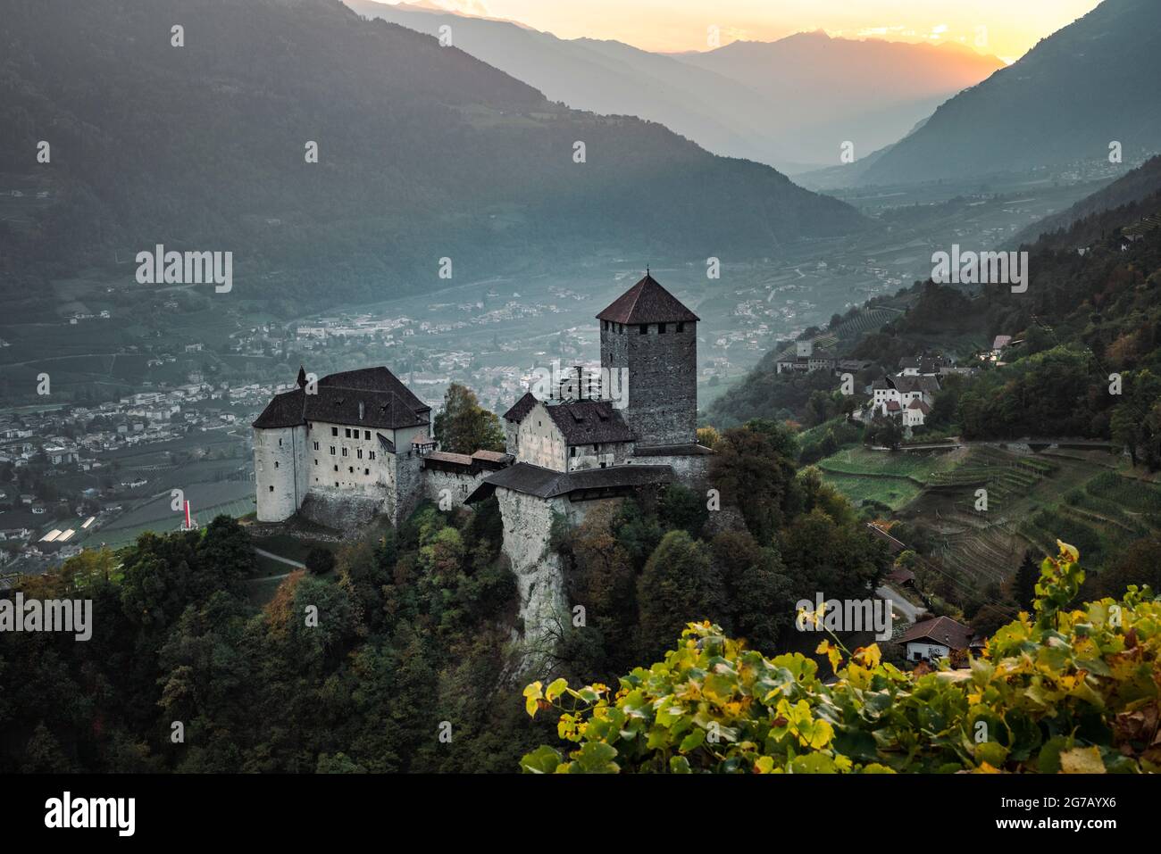 Il castello di dorf tirolo immagini e fotografie stock ad alta ...