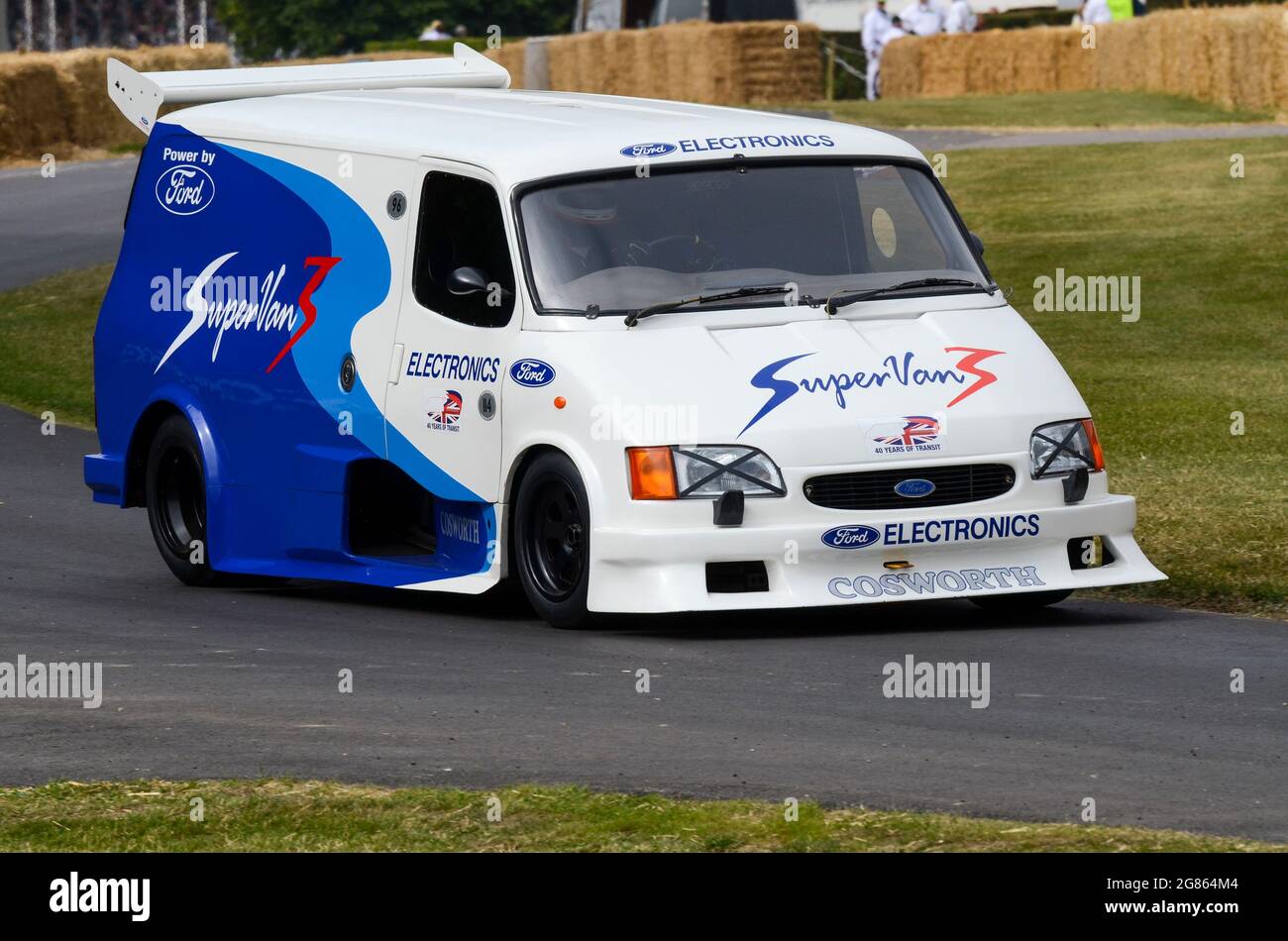 Ford Supervan 3 che corre su per la salita al Goodwood Festival of ...
