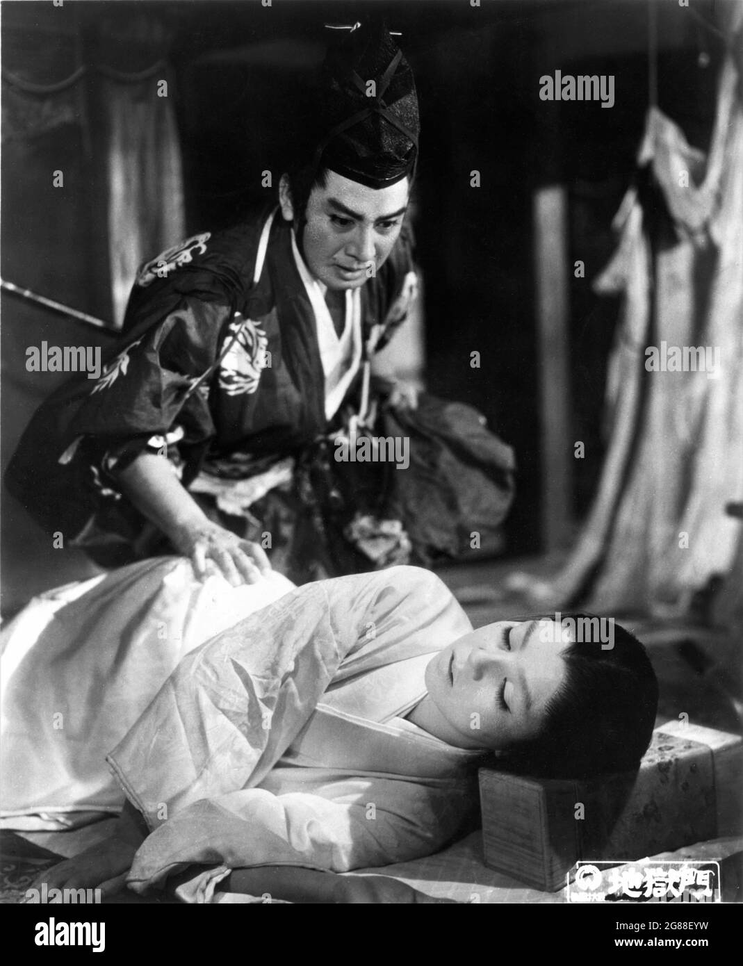 KAZUO HASEGAWA e MACHIKO KYO in GATE OF HELL / JIGOKUMON 1953 regista ...