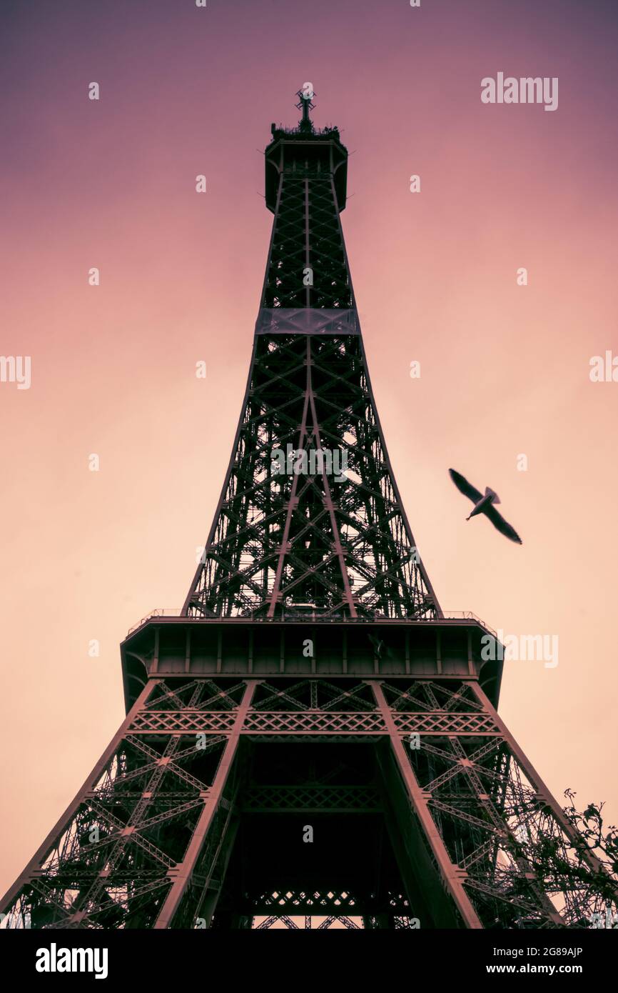 Torre eiffel da vicino immagini e fotografie stock ad alta risoluzione ...