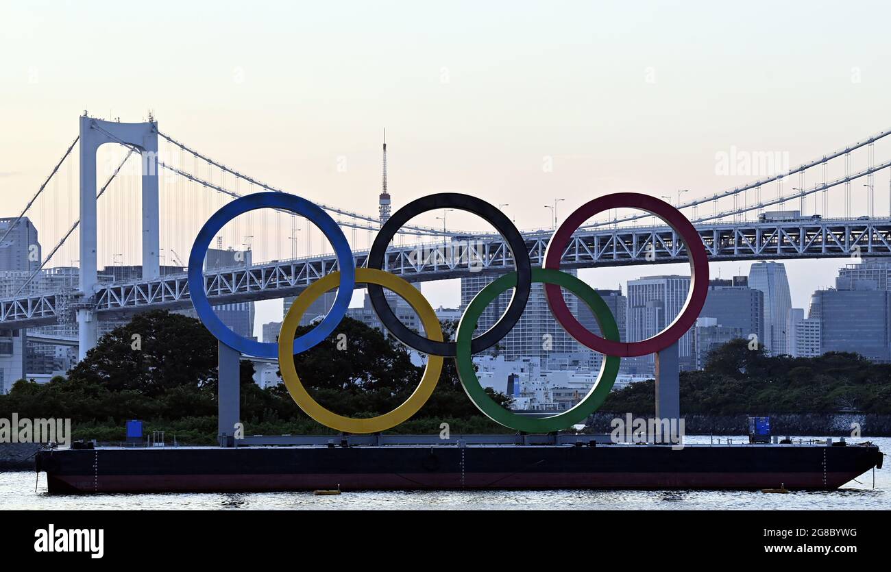 L'illustrazione raffigura i simboli olimpici, annunciando i "Giochi ...