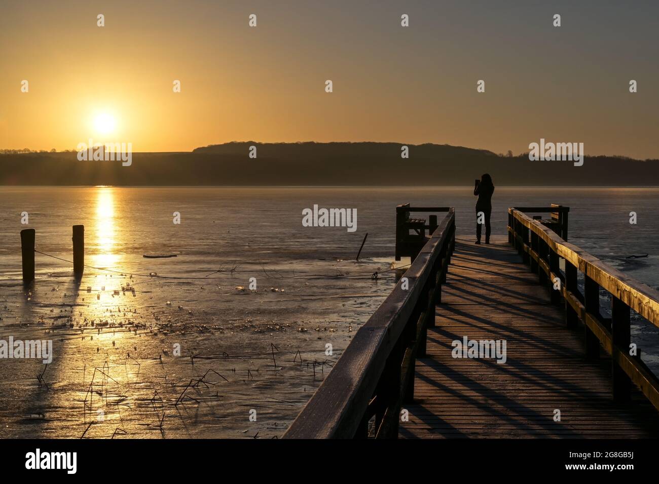 Pontile in legno con persone immagini e fotografie stock ad alta ...