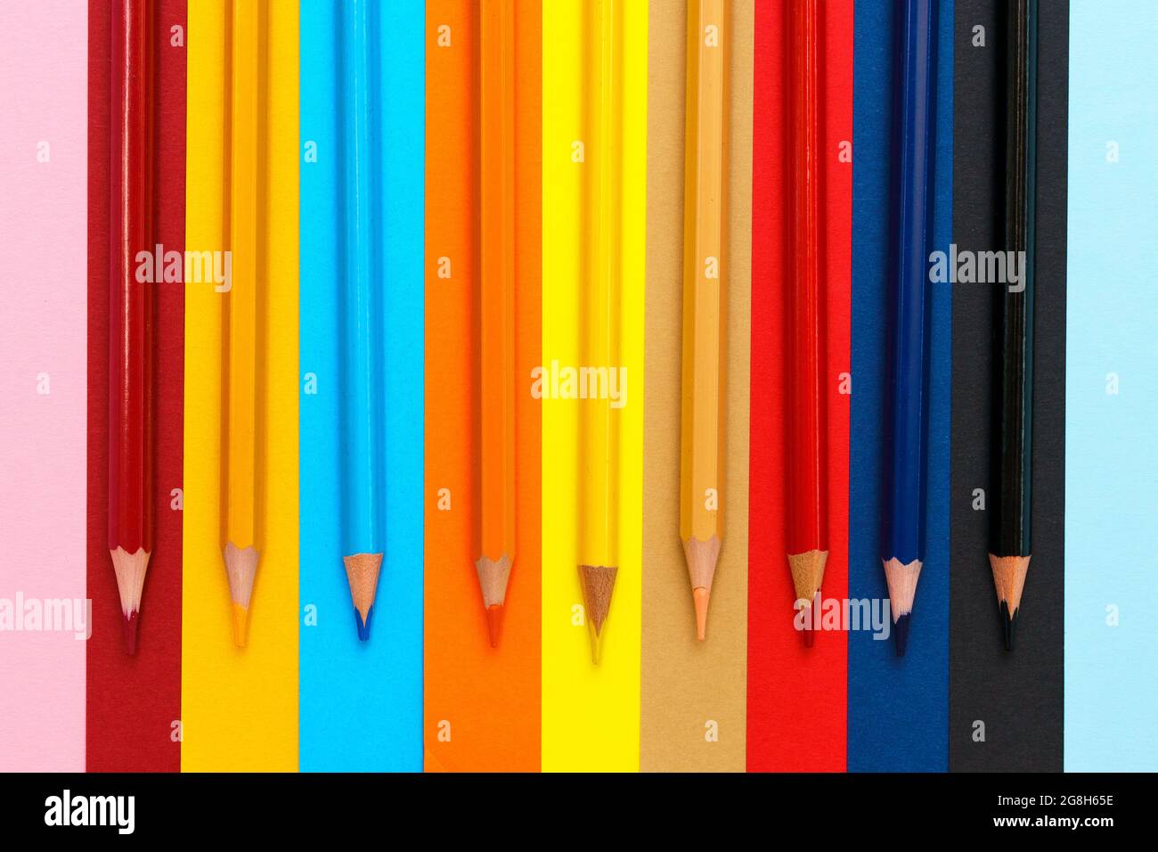 Una serie di matite colorate su uno sfondo colorato. Un gruppo di ...