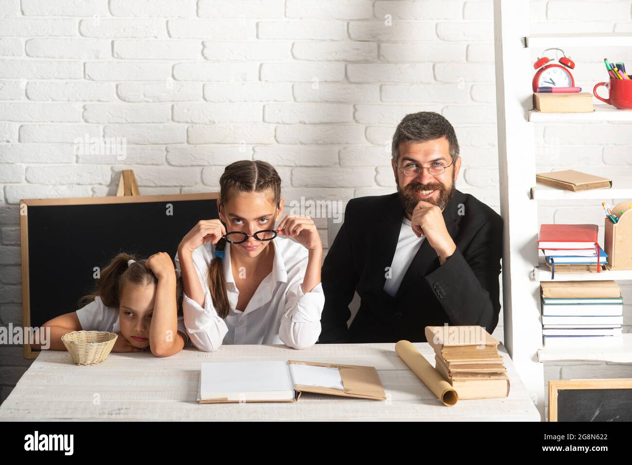 Padre che conduce la figlia dell'allievo a scuola. Ritratto di famiglia ...