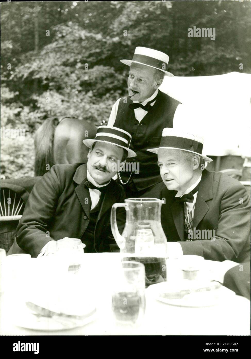 Henry Ford erklärt Thomas Edison und Alex Dew die Funktion Seines ...