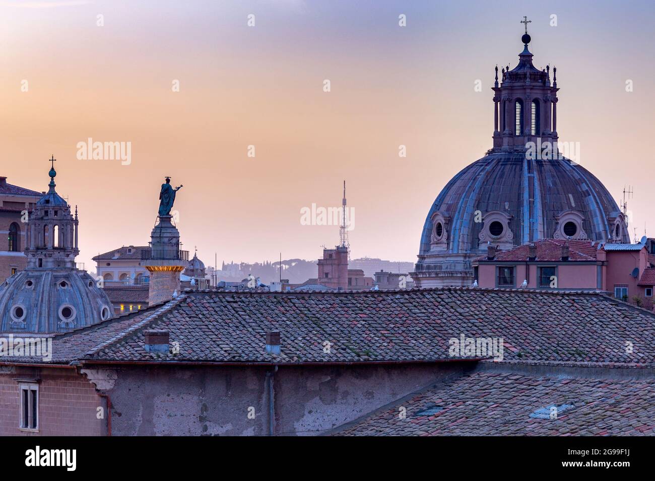 Vista delle cupole e delle facciate di vecchi edifici nella parte ...