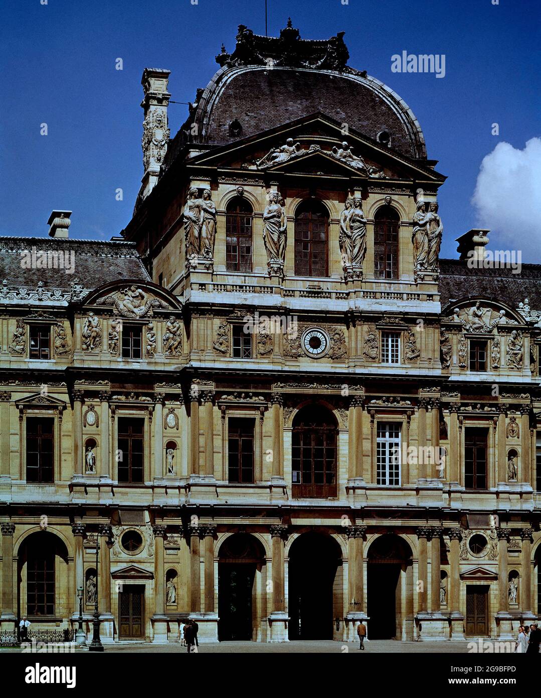 PABELLON DEL RELOJ CONSTRUIDO EN 1640 RESPETANDO EL ESTILO RENACENTISTA ...