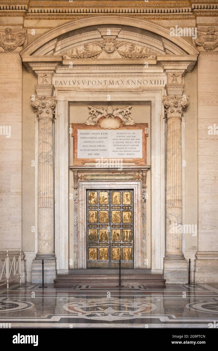 Porta santa immagini e fotografie stock ad alta risoluzione - Alamy
