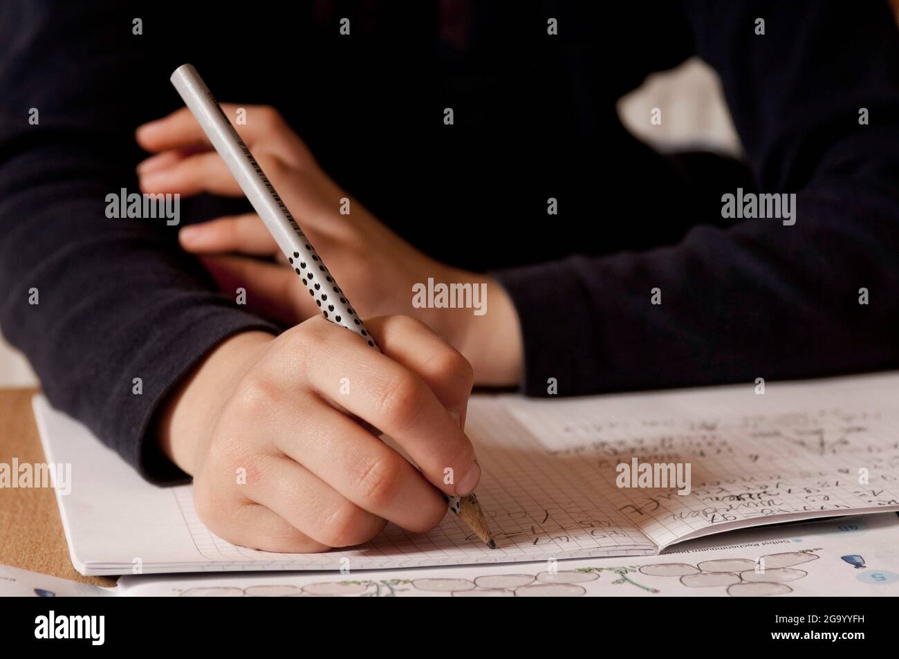 Fare i compiti immagini e fotografie stock ad alta risoluzione - Alamy
