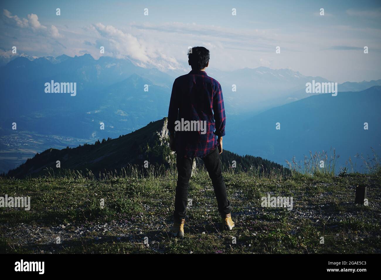 Uomo sulla collina immagini e fotografie stock ad alta risoluzione - Alamy