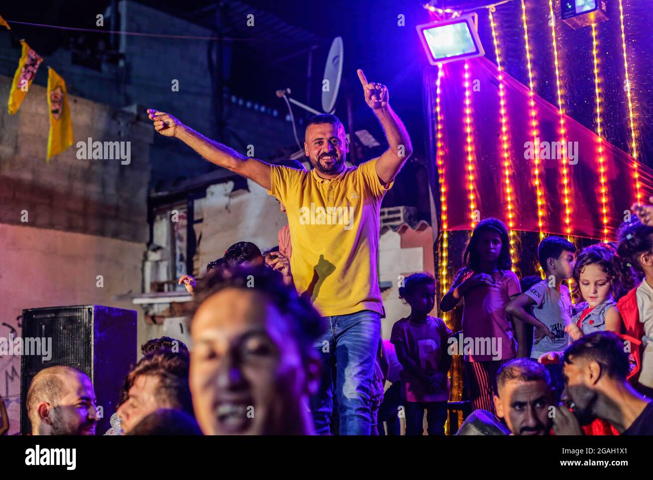 Amici e parenti di uno sposo palestinese Ahmed Hussein ballano per le ...