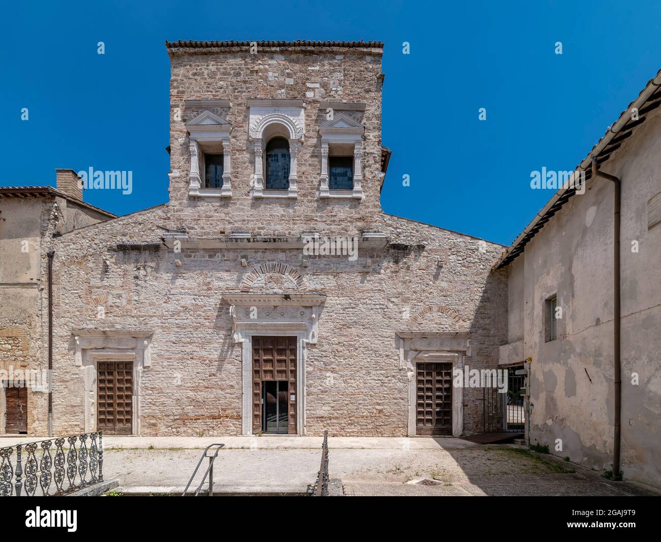 La facciata dell'antica basilica di San Salvatore a Spoleto, patrimonio ...