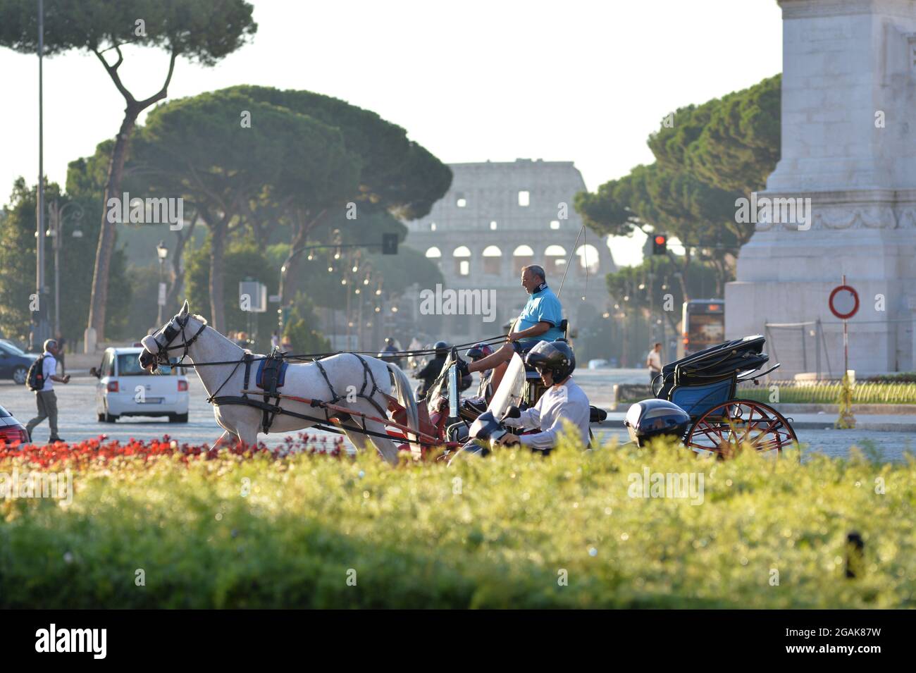 Carrozza trainata da cavalli con Colosseo sullo sfondo Anfiteatro Roma ...