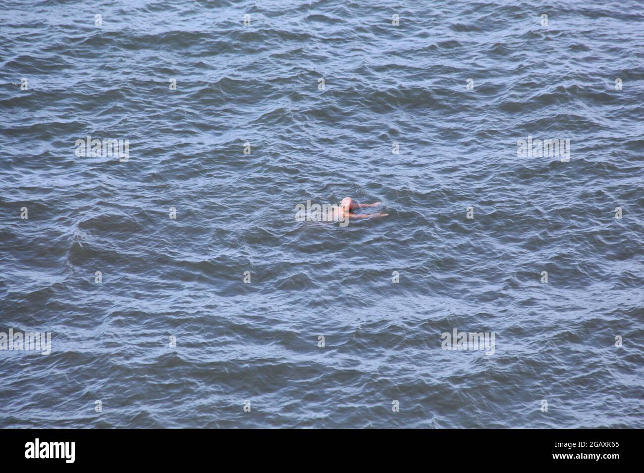 Signore in riva al mare immagini e fotografie stock ad alta risoluzione ...