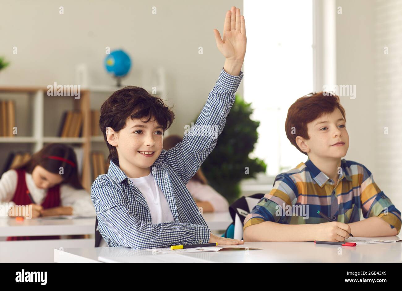 Mano alzata in classe immagini e fotografie stock ad alta risoluzione ...