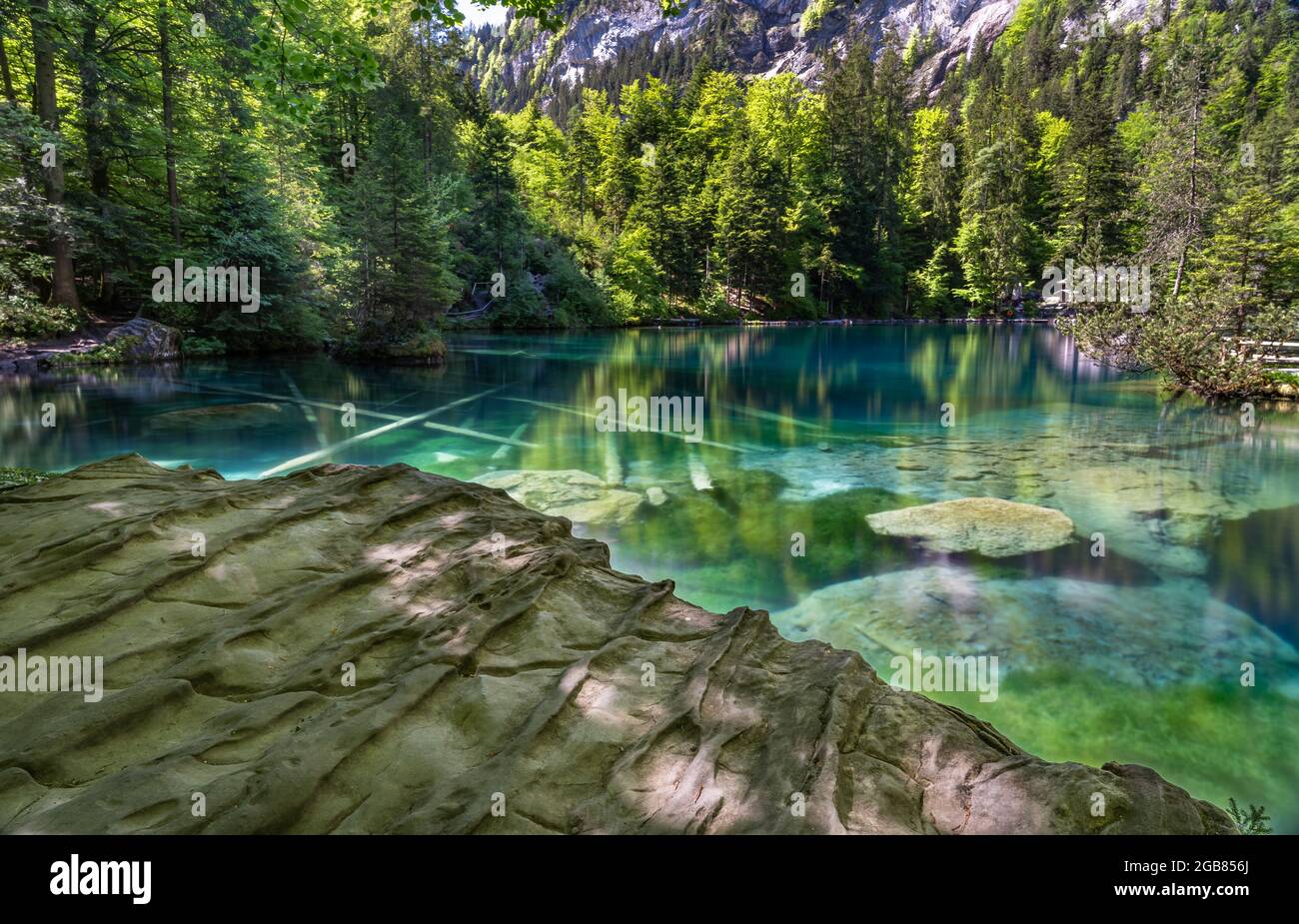 Il pittoresco lago di montagna Blausee situato nella valle del Kander ...