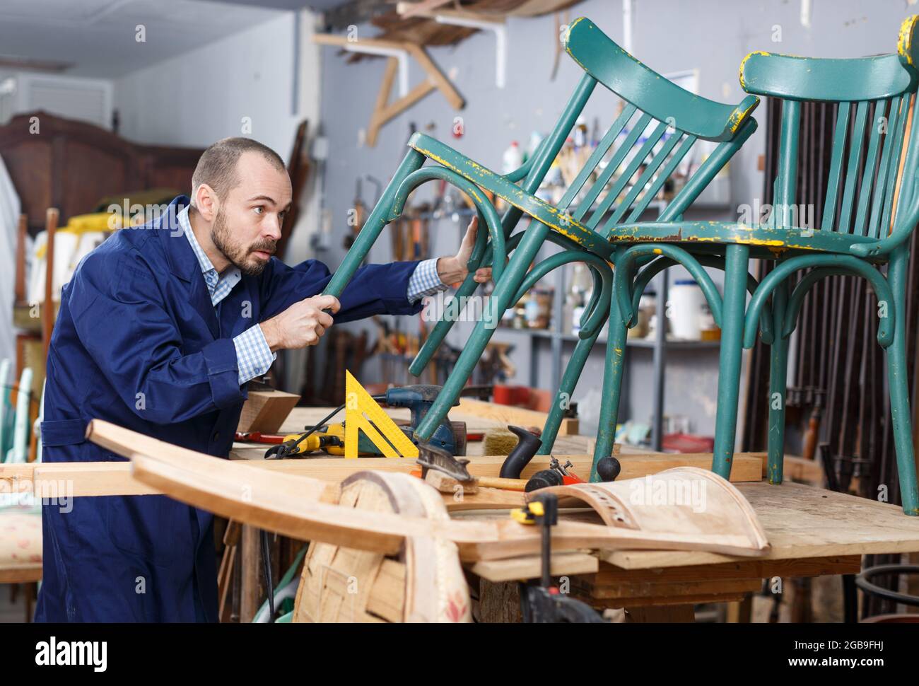 Restauratore di mobili antichi immagini e fotografie stock ad alta ...