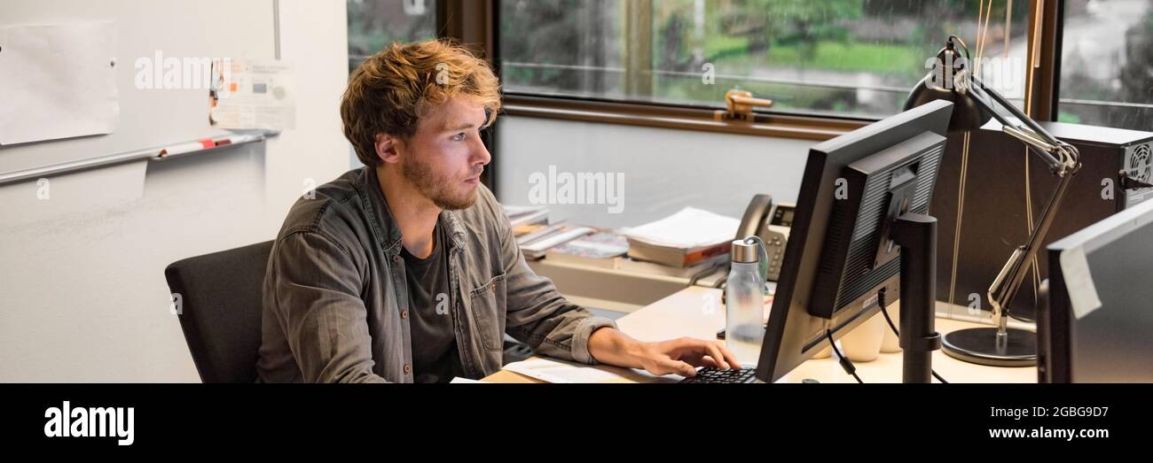 Lavoratore impegnato alla sua scrivania immagini e fotografie stock ad ...