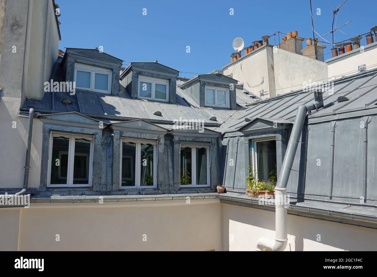 Mansard roof paris immagini e fotografie stock ad alta risoluzione - Alamy