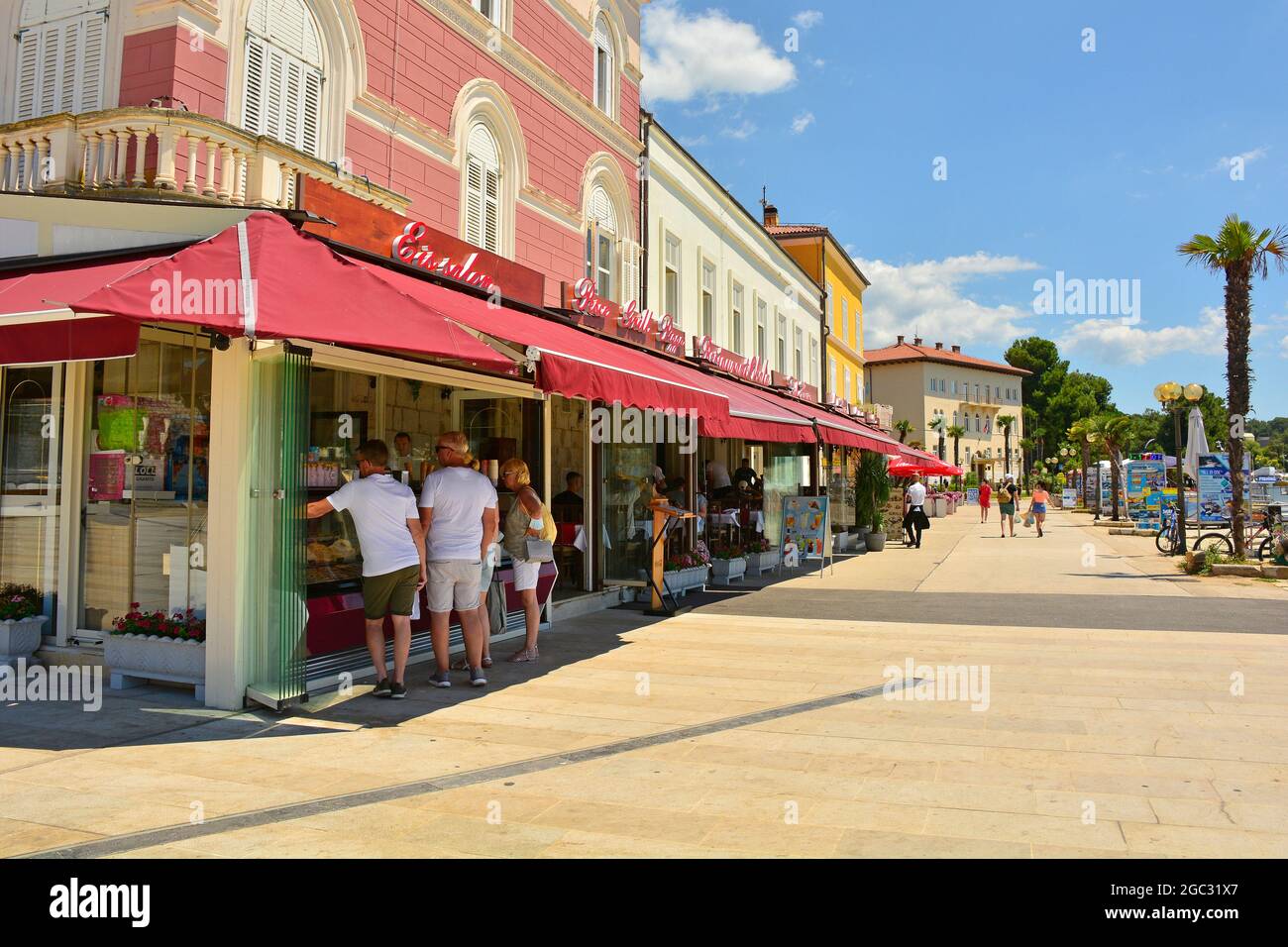 Porec, Croazia - 10 luglio 2021. I turisti decidono tra i diversi ...