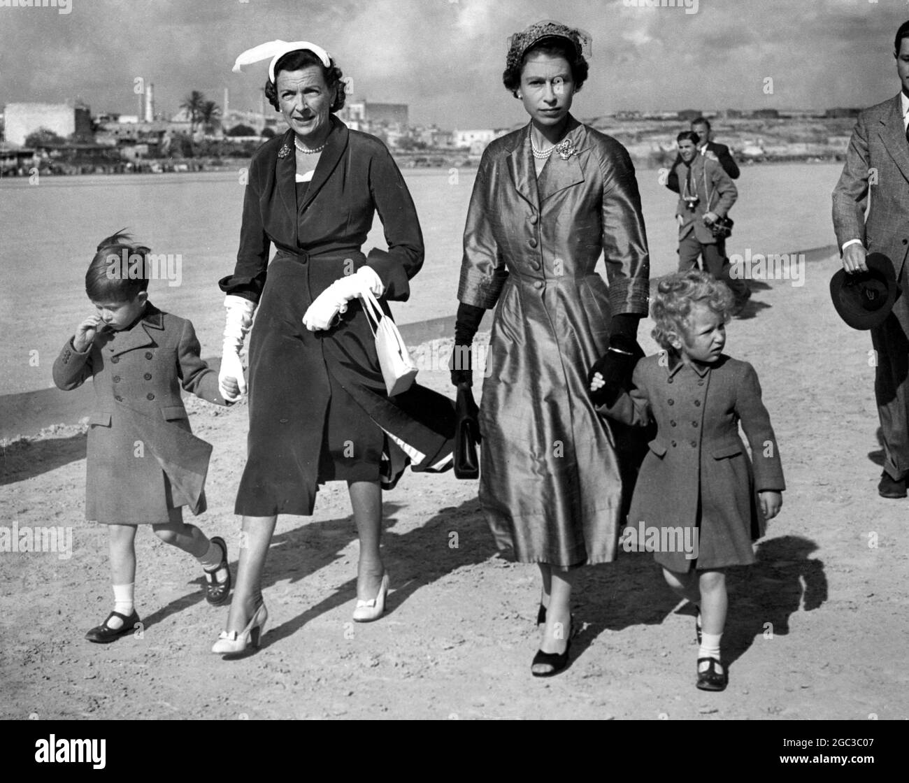 La contessa Mountbatten tiene la mano del principe Carlo e la regina ...