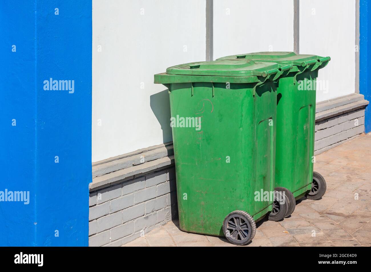 Bidoni con ruote immagini e fotografie stock ad alta risoluzione - Alamy