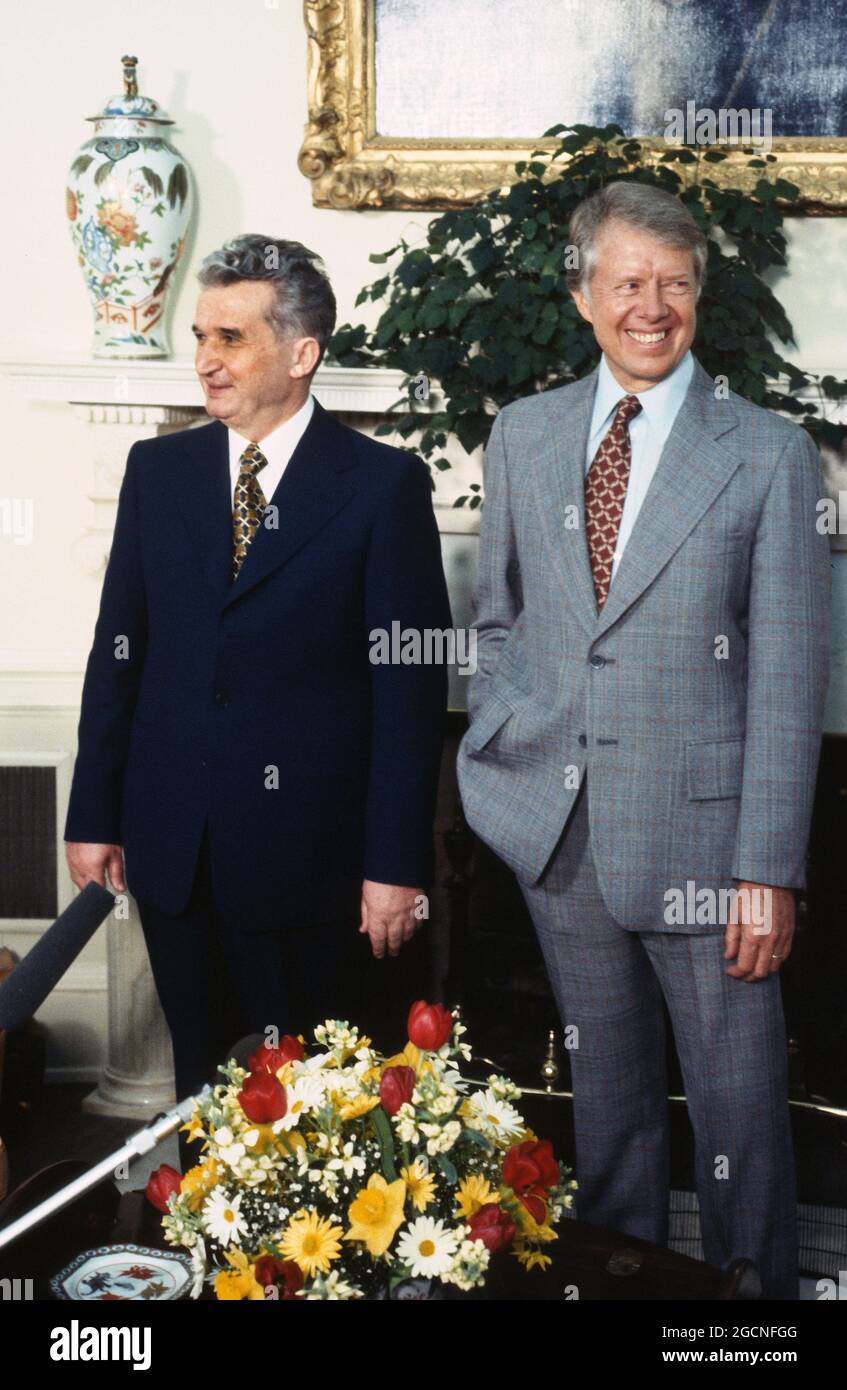 Il presidente degli Stati Uniti Jimmy carter, a destra, dà il benvenuto ...