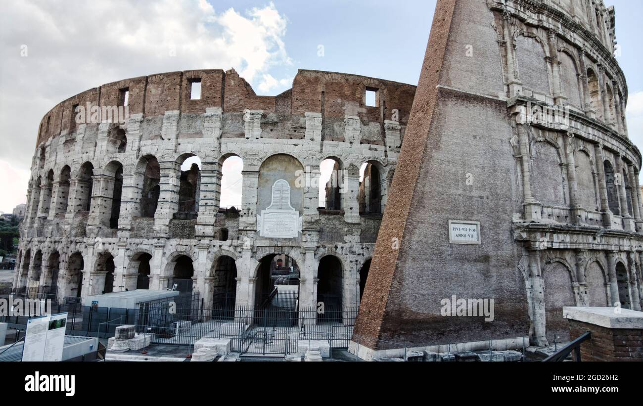 Vista impressionante del Colosseo di Roma, la famosa architettura ...