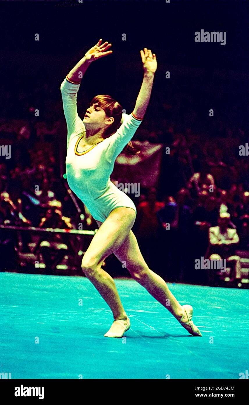 Nadia comaneci 1976 immagini e fotografie stock ad alta risoluzione - Alamy