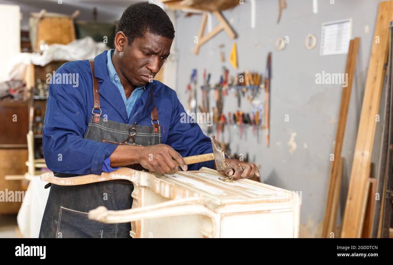 Restauratore di mobili antichi immagini e fotografie stock ad alta ...