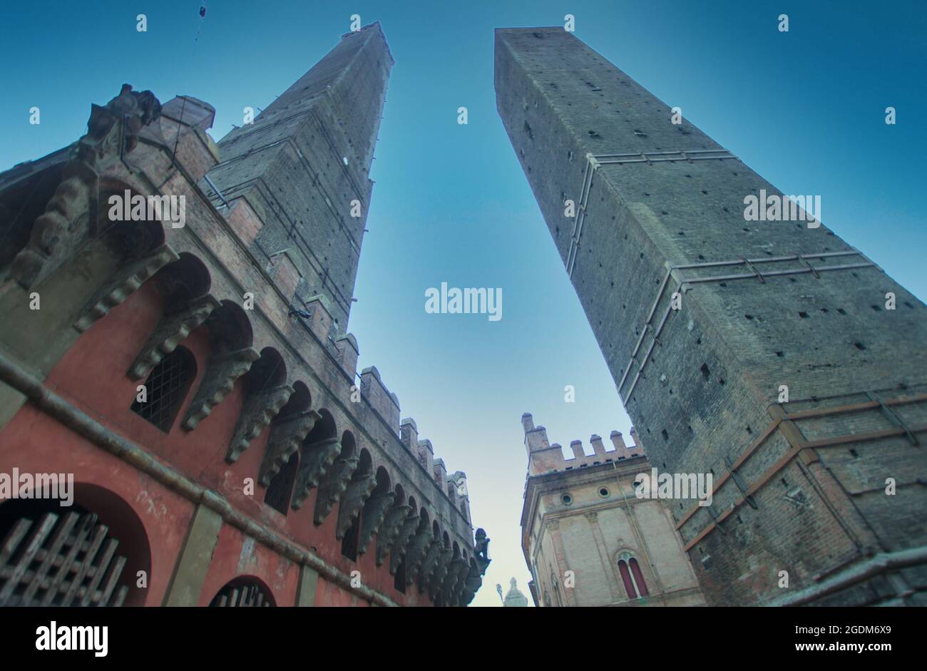 Le famose torri medievali della città vecchia di Bologna, la torre ...