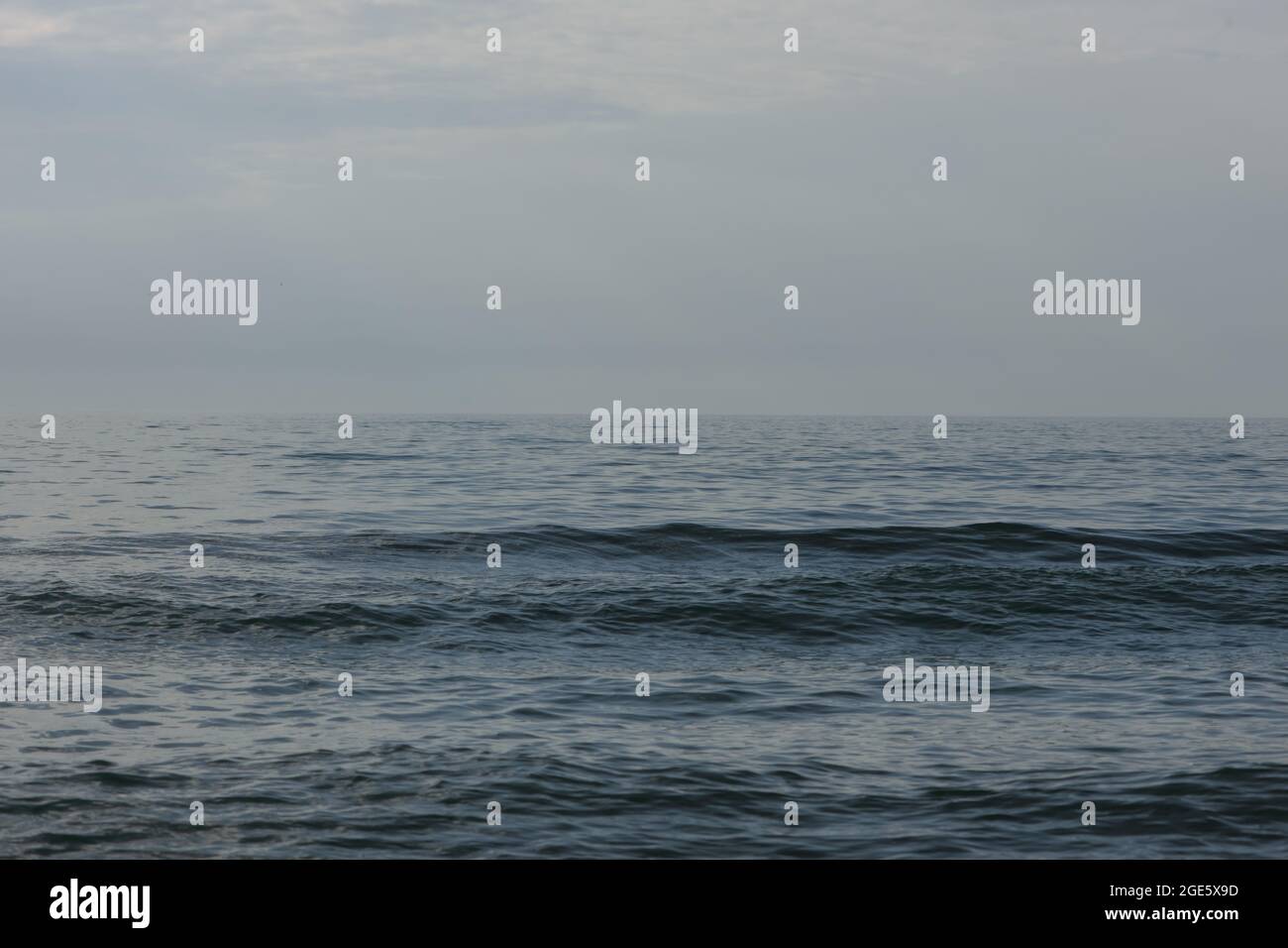 Calmo mare blu grigio immagini e fotografie stock ad alta risoluzione ...