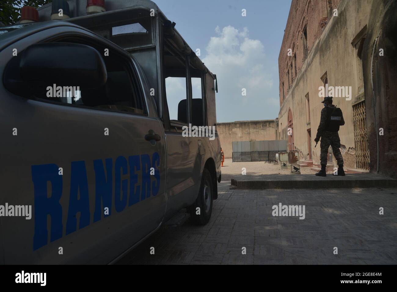 Lahore Fort, Pakistan, 17/08/2021, lavoratore pakistano di scorte di ...