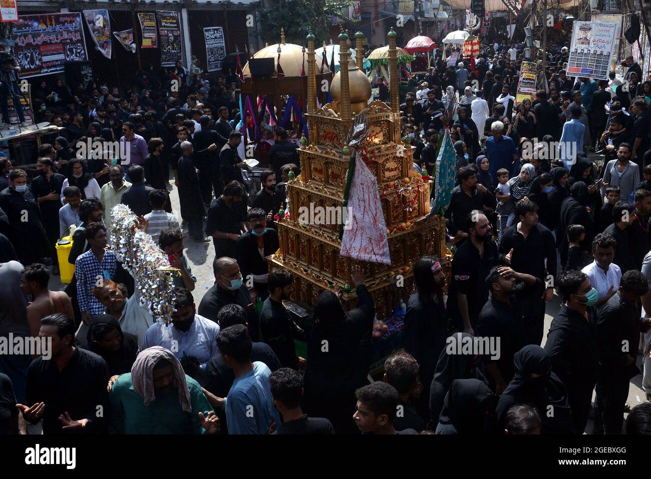 Lahore, Pakistan. 18 agosto 2021. I musulmani sciiti pakistani prendono parte a rituali lutto ...