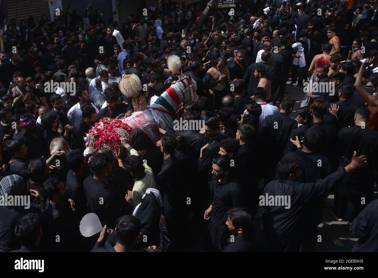 Lahore, Pakistan. 18 agosto 2021. I musulmani sciiti pakistani prendono parte a rituali lutto ...