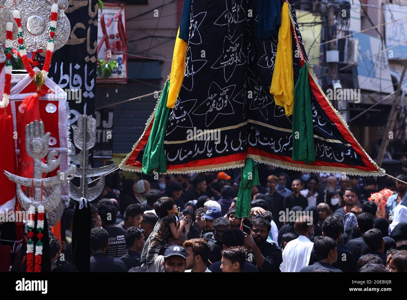 Lahore, Pakistan. 18 agosto 2021. I musulmani sciiti pakistani prendono parte a rituali lutto ...