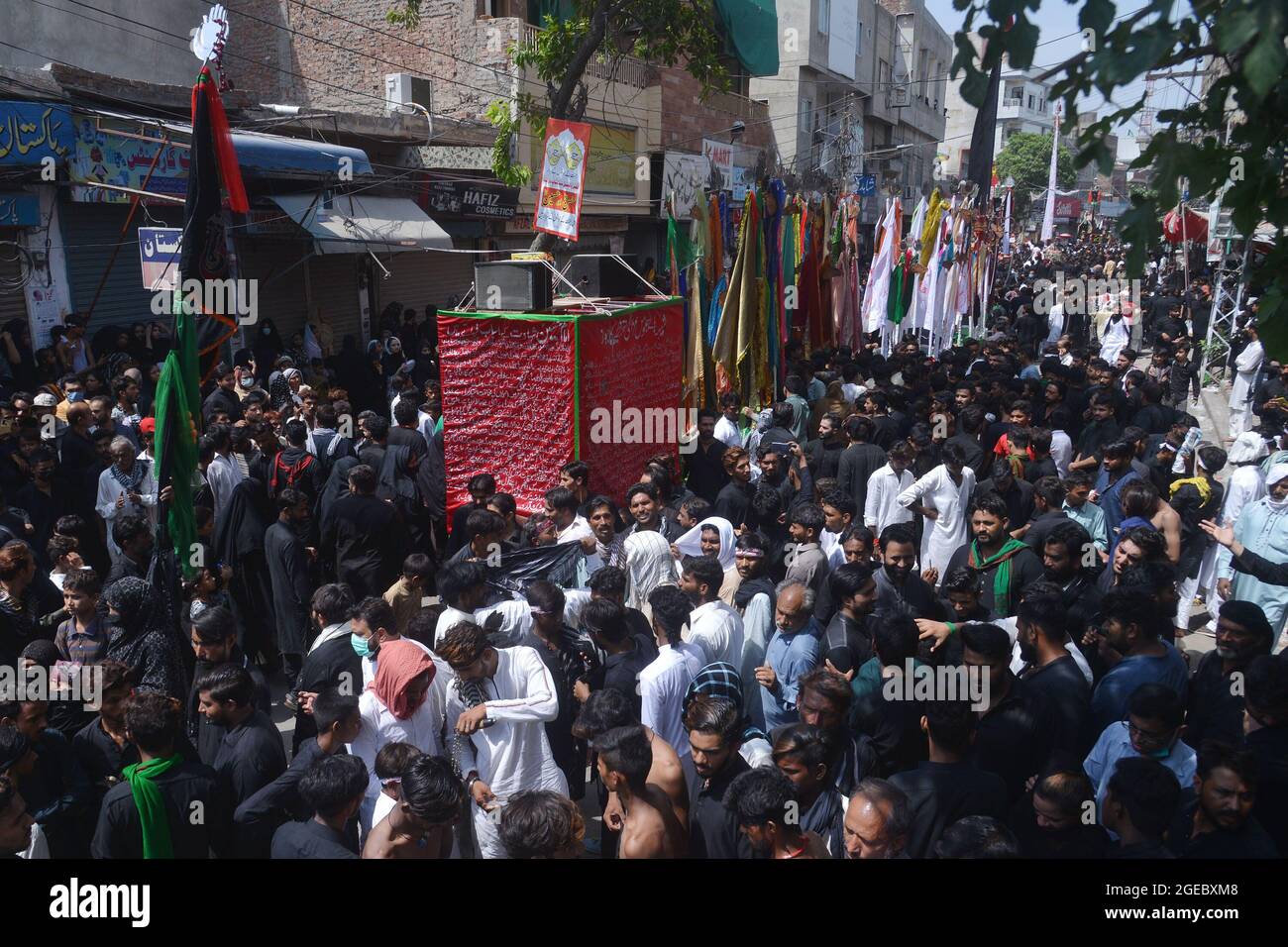 Lahore, Pakistan. 18 agosto 2021. I musulmani sciiti pakistani prendono parte a rituali lutto ...